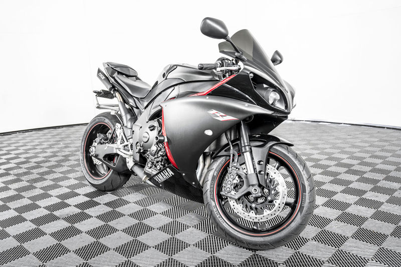 Yamaha R1 Crossplane Black